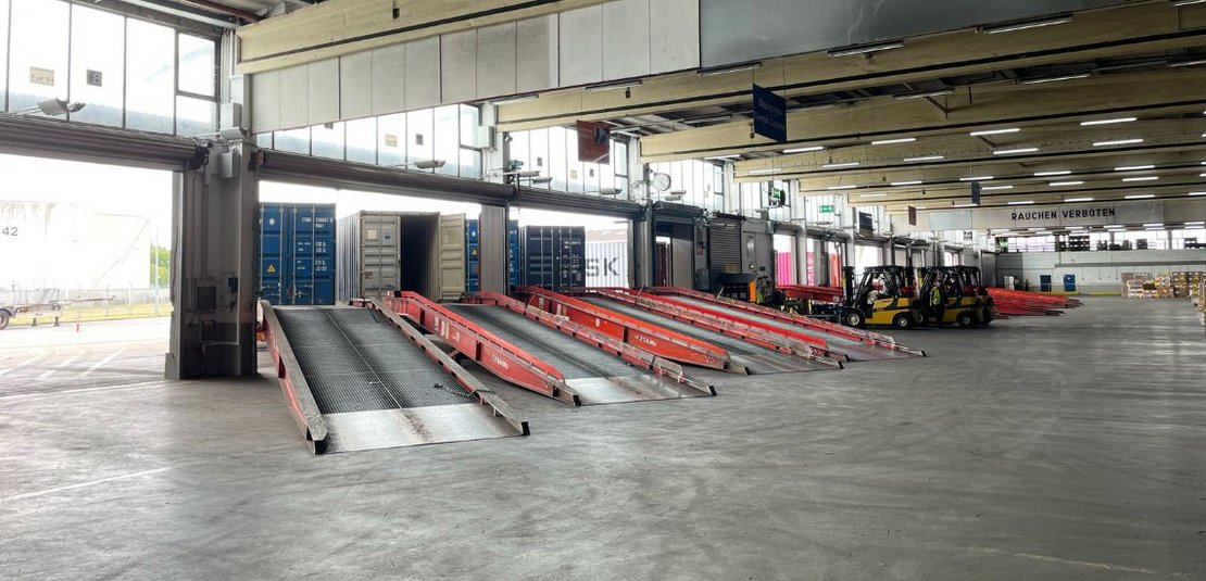 Case Study: Cross Docking-Prozesse mit RFID erfolgreich und effizient ... Case Study: Cross Docking-Prozesse mit RFID erfolgreich und effizient ...